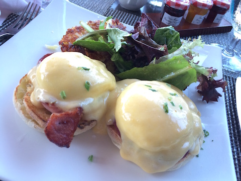 ハワイの朝食 ロイヤルハワイアンのエッグベネディクト│TABINOKOTO
